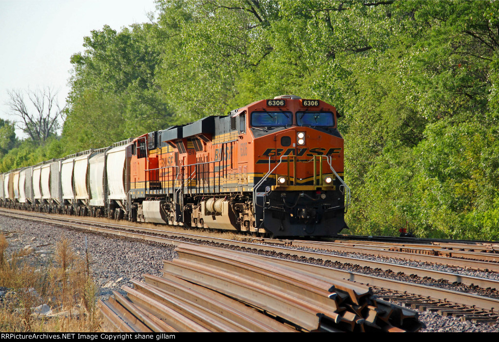 BNSF 6306 leads the 836 local into the siding for a meet.